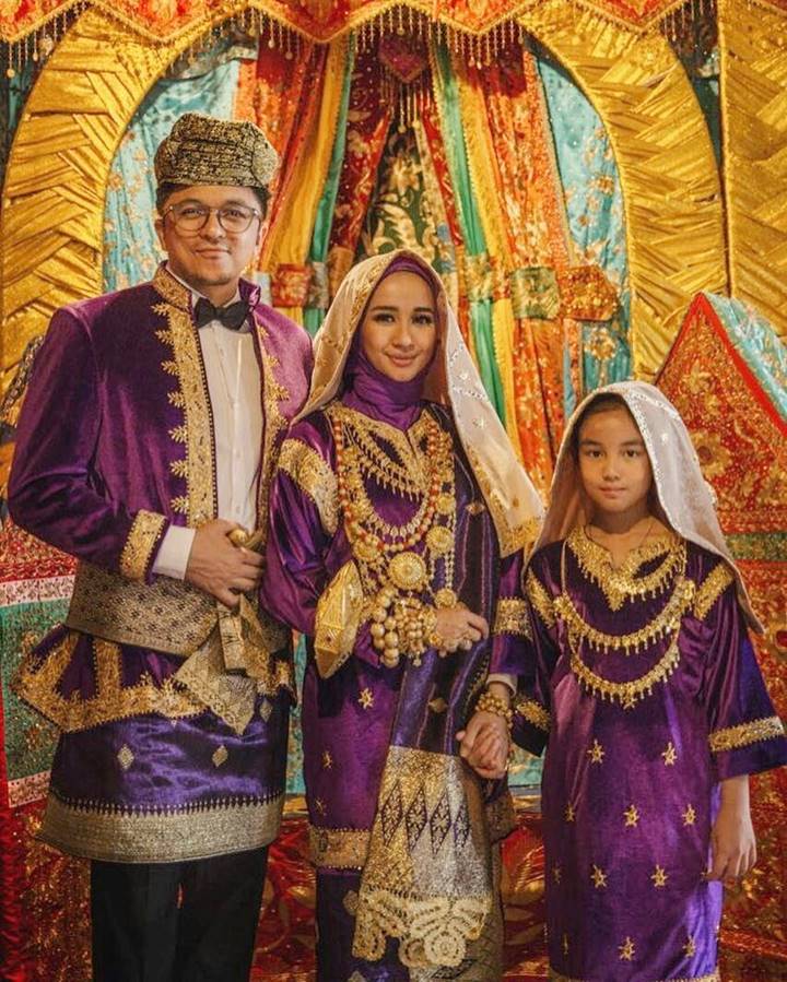Enzy Storia Bak Putri Kerajaan, Intip 8 Potret Artis Menikah Dengan Adat Minang