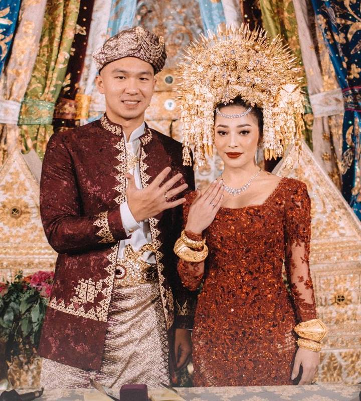 Enzy Storia Bak Putri Kerajaan, Intip 8 Potret Artis Menikah Dengan Adat Minang