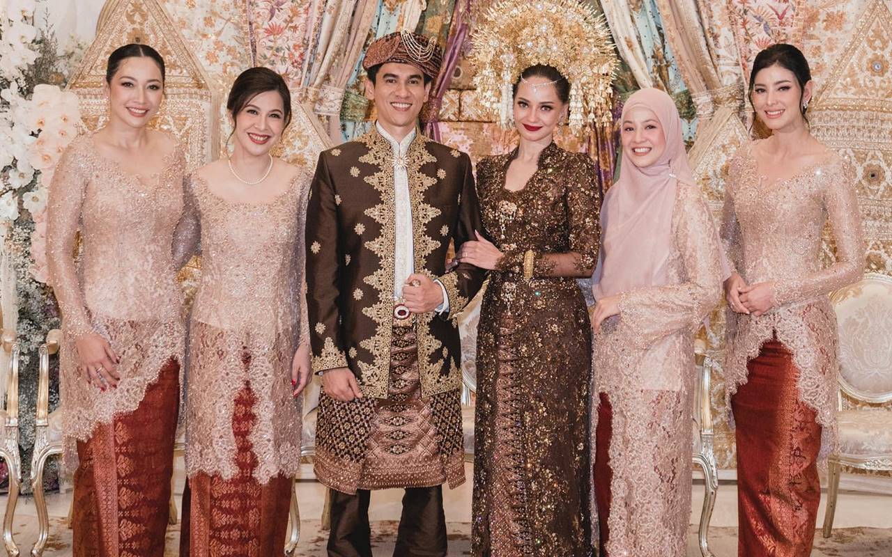 Natasha Rizky Bingung dengan Konsep Posenya di Nikahan Enzy Storia Tuai ...