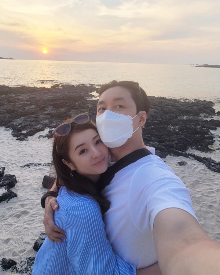 7 Potret Shim Hyung Tak dan Sang Istri Yang Disetujui Mirip Jungkook BTS