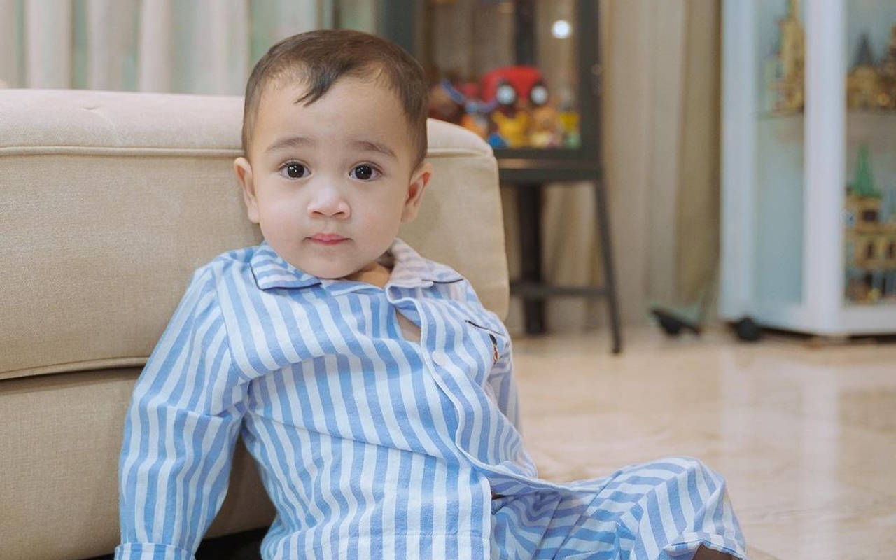 Gemas Pakai Baju Koko, Rayyanza Cipung Anteng Sambil Selonjoran Kala ...