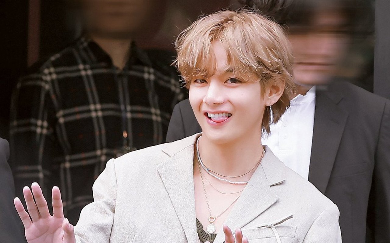 Pakai Tank Top Zara 1 Jutaan, Gaya Kasual V BTS Sekalian Pamer Rambut ...