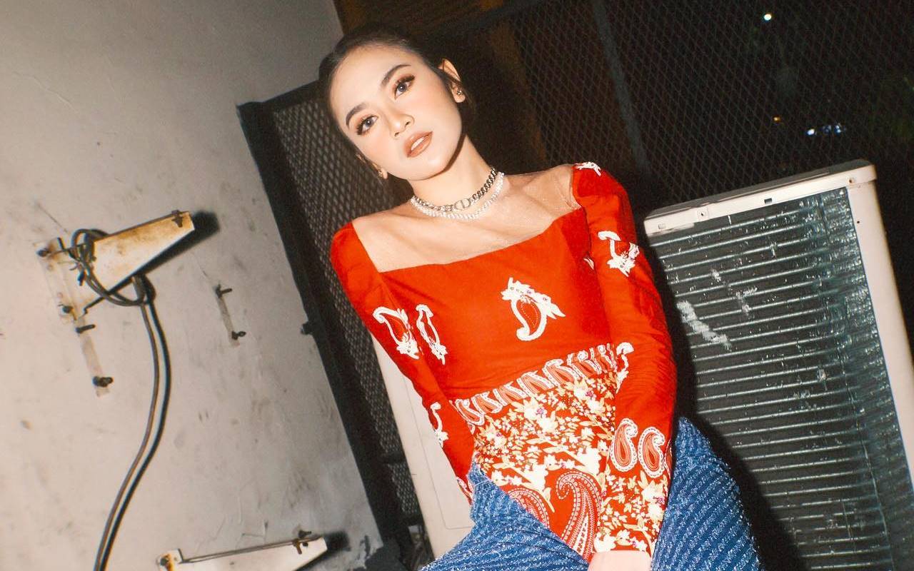 Ziarah Ke Makam Ibu Rizky Febian, Mahalini Merinding Sebut Mendiang ...