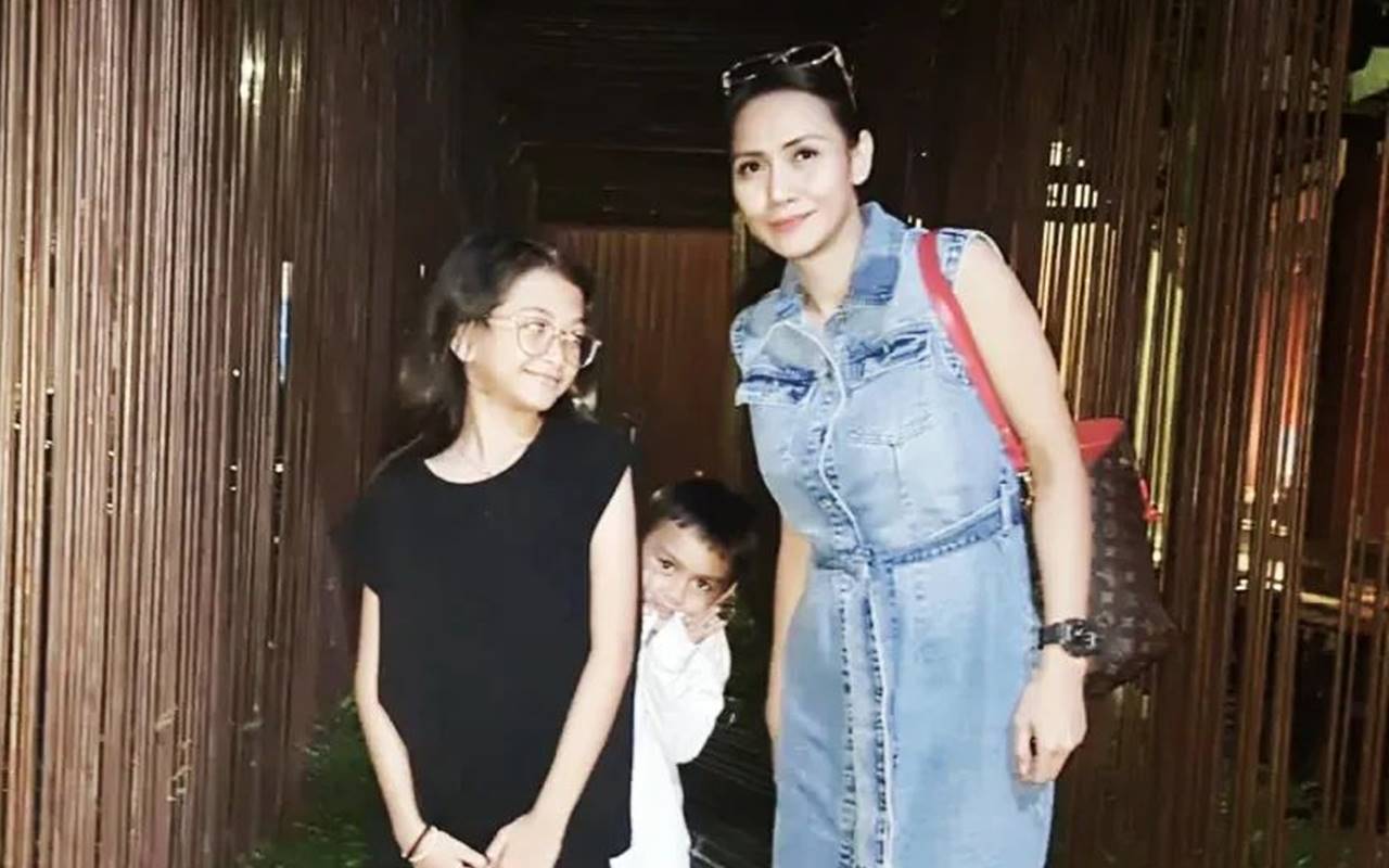 Direkam Candid, Style Wenny Ariani Ibunda Kekey Cantik Bak Gadis ABG