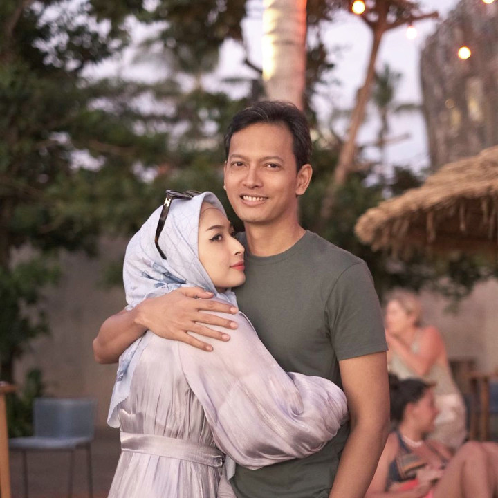 Fedi Nuril Sering Perankan Suami Poligami, Intip 7 Potretnya Bucin Istri di Real Life