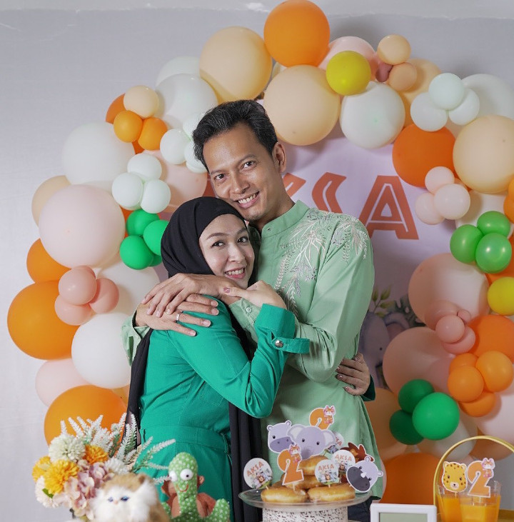 Fedi Nuril Sering Perankan Suami Poligami, Intip 7 Potretnya Bucin Istri di Real Life