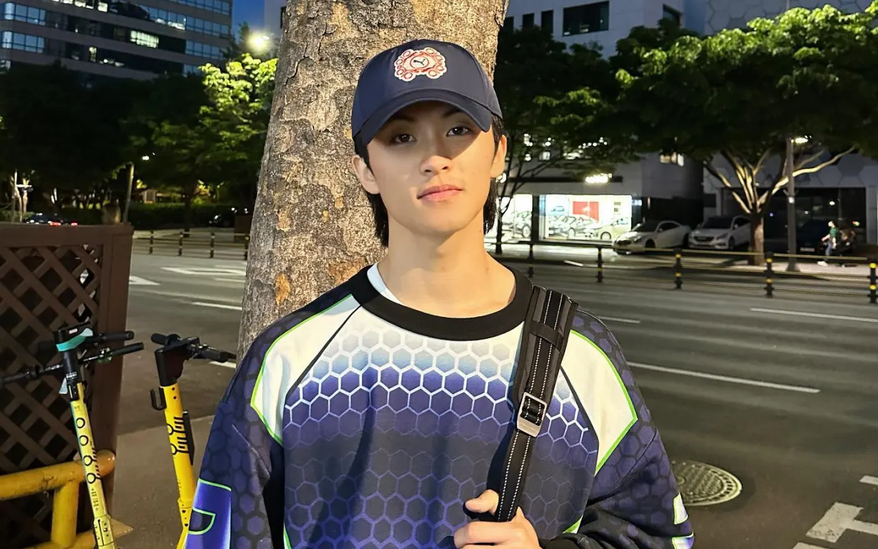 Kebiasaan Mark Lee NCT kala Minum Tiap Fancall Curi Fokus