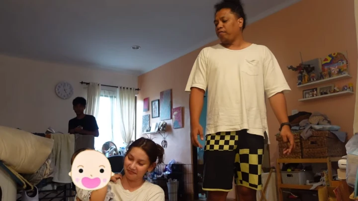 Arie Kriting Momong Anak Dibantu Ipar, Wajah Plek Ketiplek Indah ...