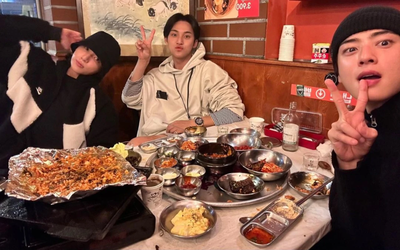 Suasana Kala Jungkook BTS, Cha Eunwoo ASTRO dan Mingyu SEVENTEEN ...