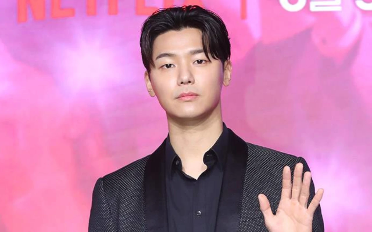 Momen Sepatu Kang Min Hyuk Dilepas Pelayan di 'Celebrity' Buat Kaget