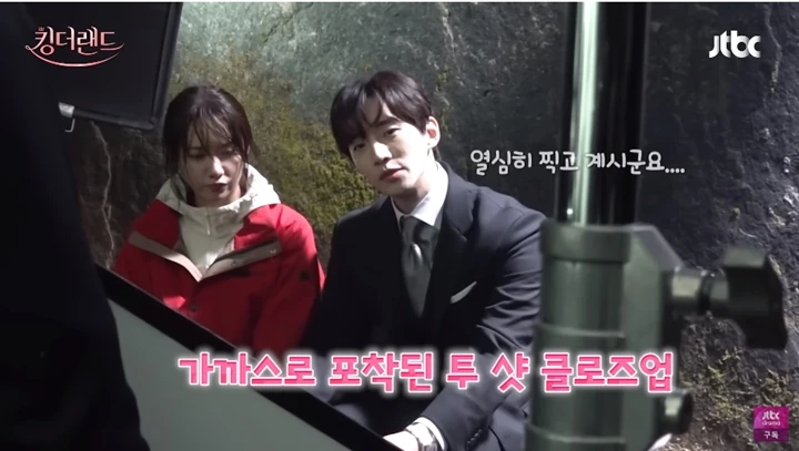 'King the Land' BTS: Yoona SNSD Hampir Jatuh, Reaksi Junho 2PM Bikin Melting