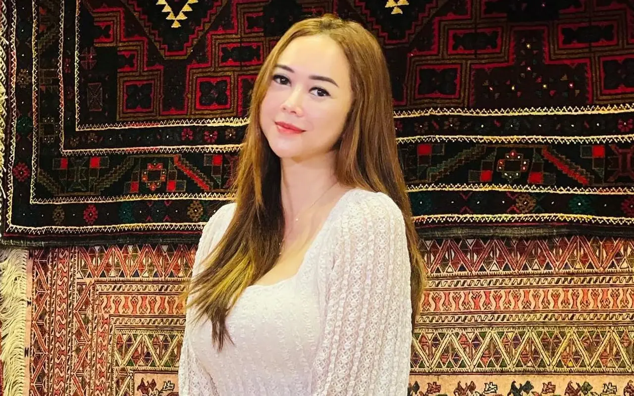 Aura Kasih Tampil Serba Hitam Berhijab Syar'i, Pertanyaannya Bikin Kaum Adam Heboh