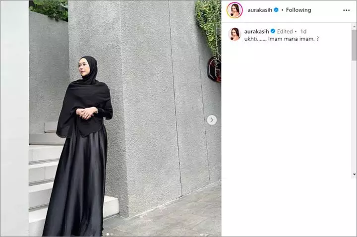 Aura Kasih Tampil Serba Hitam Berhijab Syar'i, Pertanyaannya Bikin Kaum ...