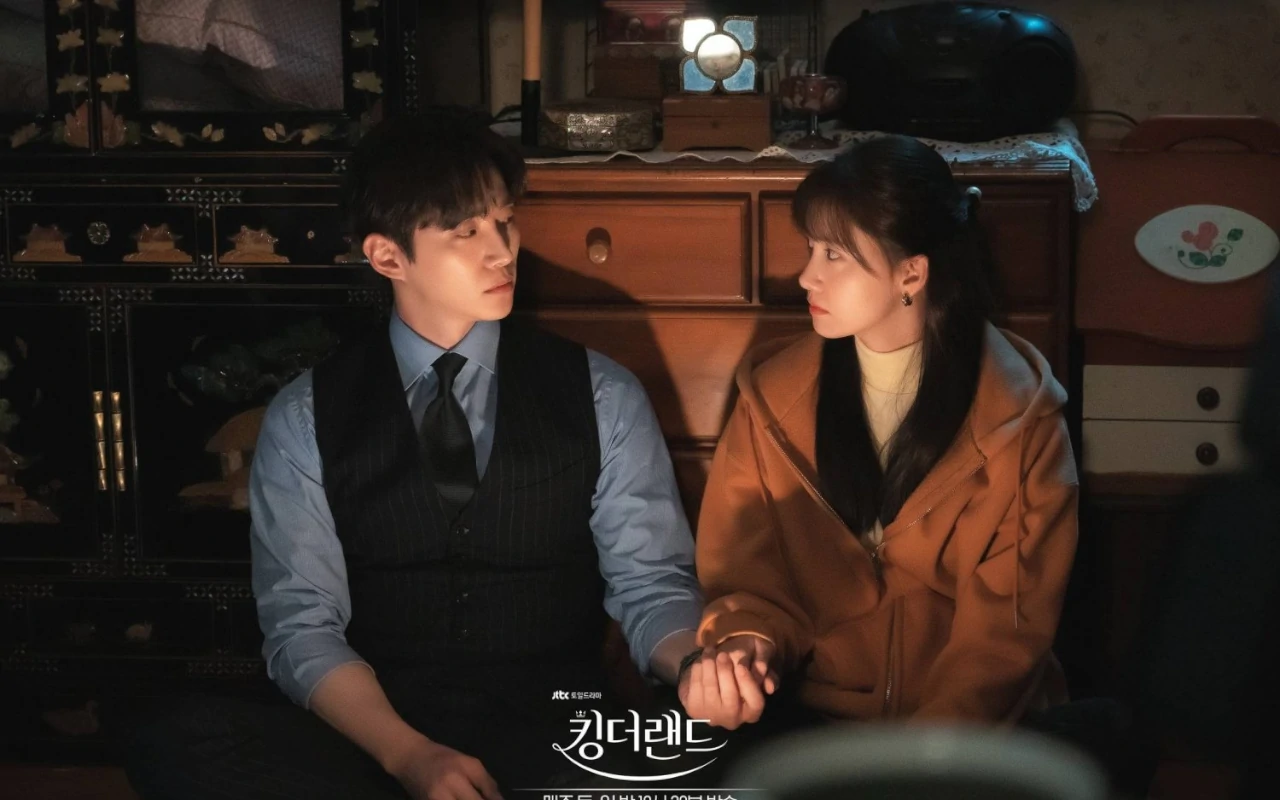 Kebiasaan Junho 2PM Saat Ciuman Dengan Yoona SNSD di 'King the Land' Disorot