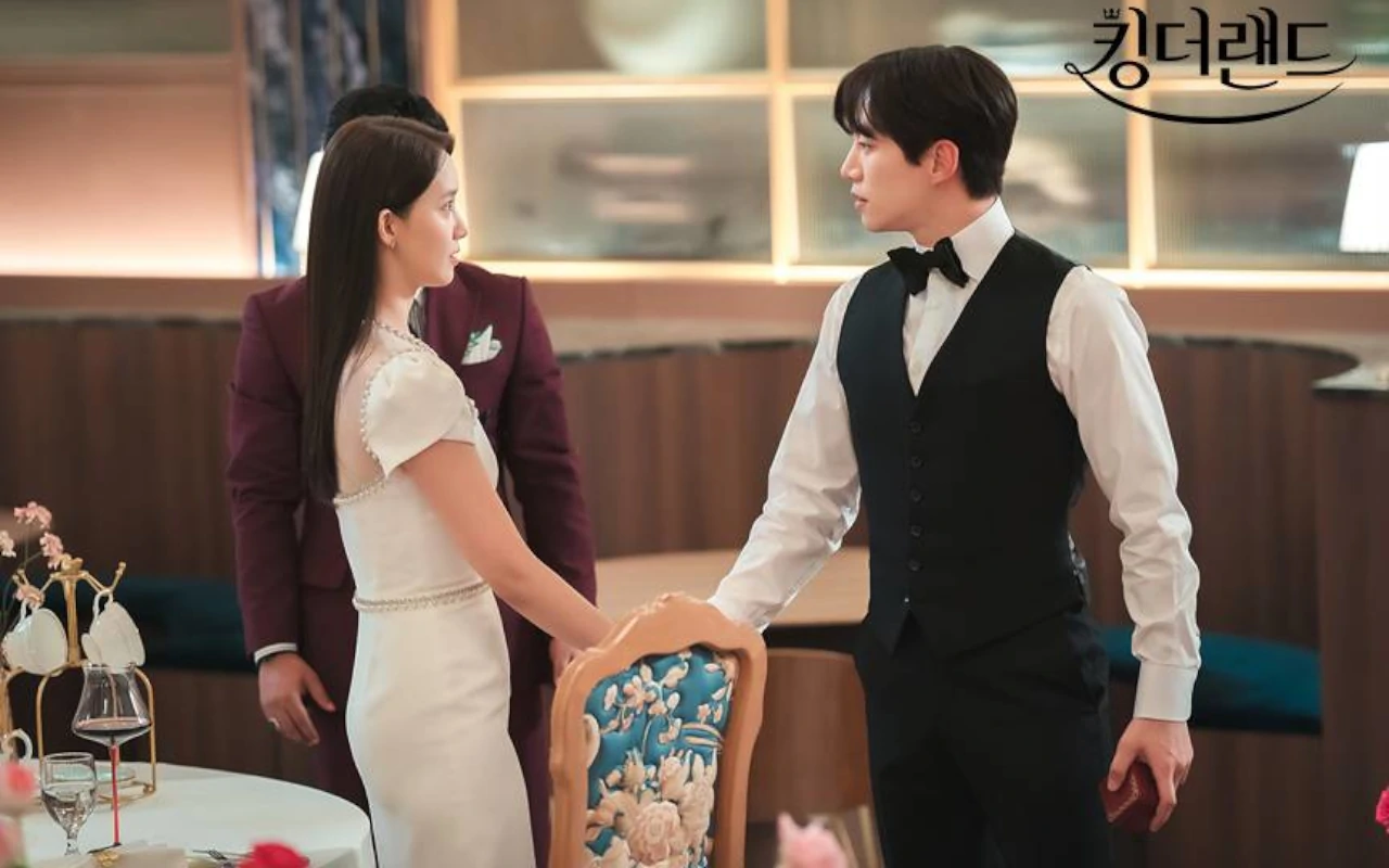 Junho 2PM Enggan Lepas Yoona SNSD Usai Syuting Ciuman 'King the Land' Jadi Omongan