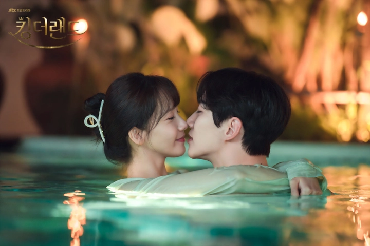 Paduan Visual Yoona Snsd And Junho 2pm Di King The Land Diumbar Sutradara