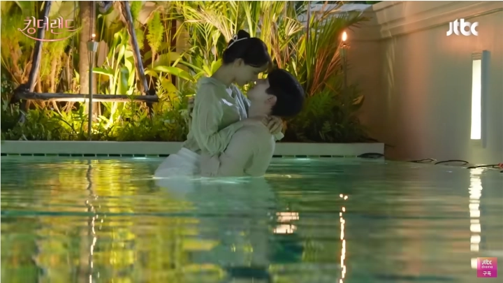 Momen Hot Junho 2PM & Yoona SNSD Syuting Ciuman Tak Disiarkan di 'King the Land'