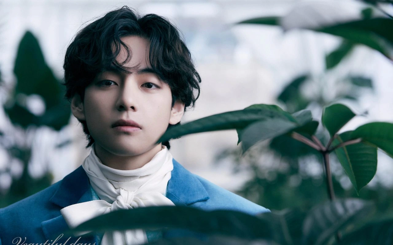 Seharga Ratusan Juta, Kalung Yang Dipakai V BTS Saat Jadi BA Cartier ...