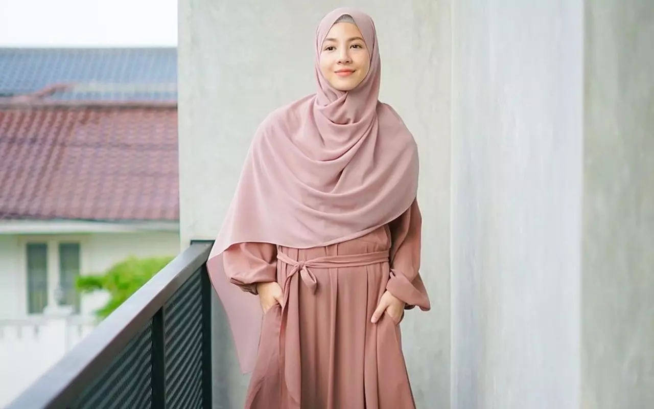 Foto Close Up Natasha Rizki Dengan Ekspresi Bengong Dinilai Terlewat Cantik