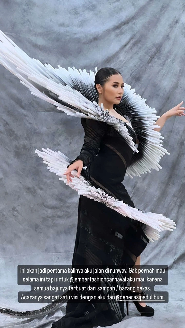 7 Momen Prilly Latuconsina Pakai Kostum Aesthetic Dari Sedotan dan Kain ...