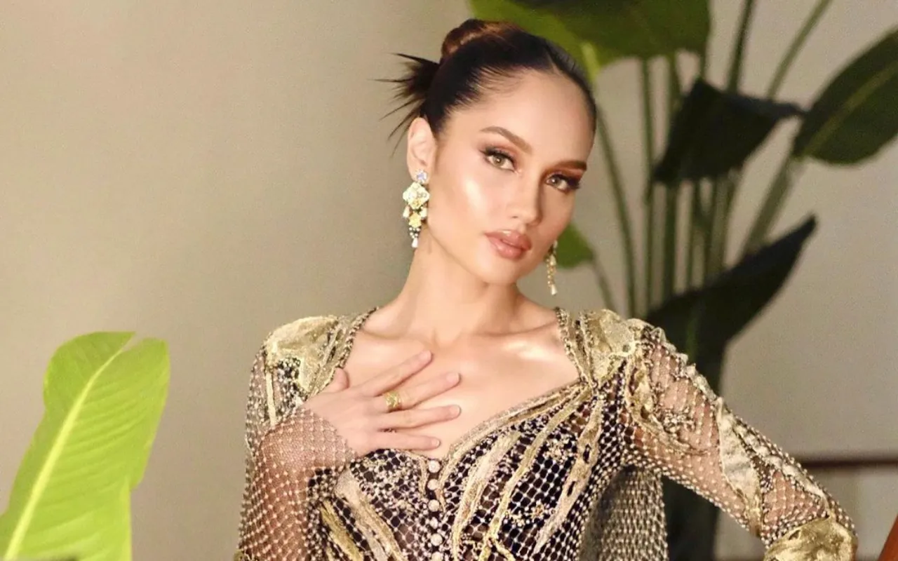 Gaun Terbuka Cinta Laura Ditata Lebih Simpel dari Model Asli