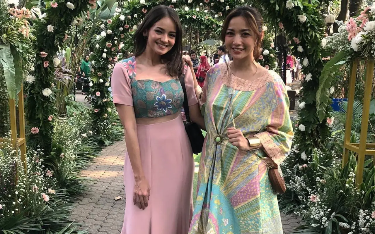 Enzy Storia Puji Penampilan Seksi Hesti Purwadinata Saat Ngonser Bareng