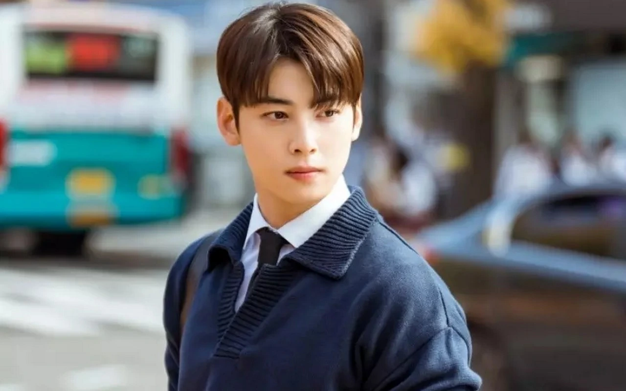 Visual Sempurna Cha Eun Woo Jadi Guru Matematika di 'A Good Day to Be a Dog' Bikin Kepincut