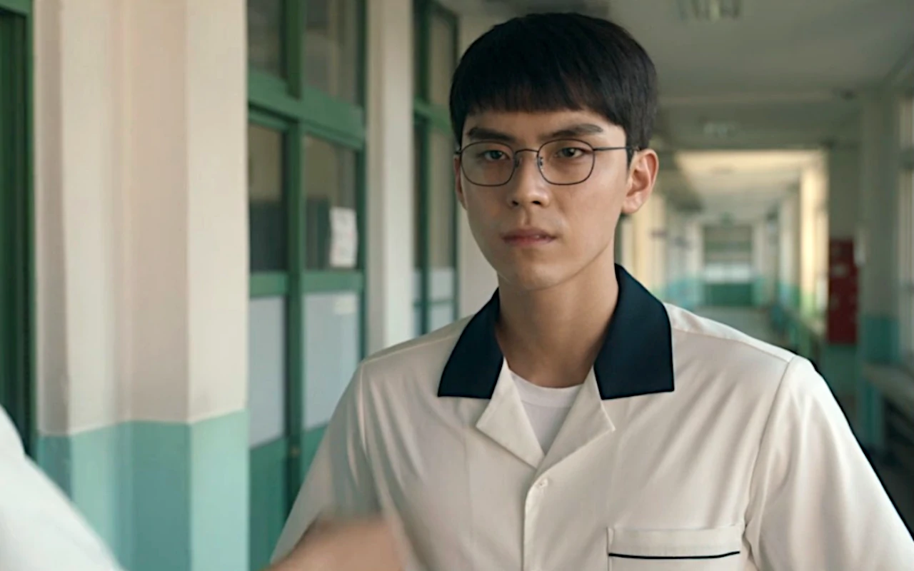 Visual Kim Do Hoon Tanpa Kacamata Dibandingkan Dengan Penampilan ...