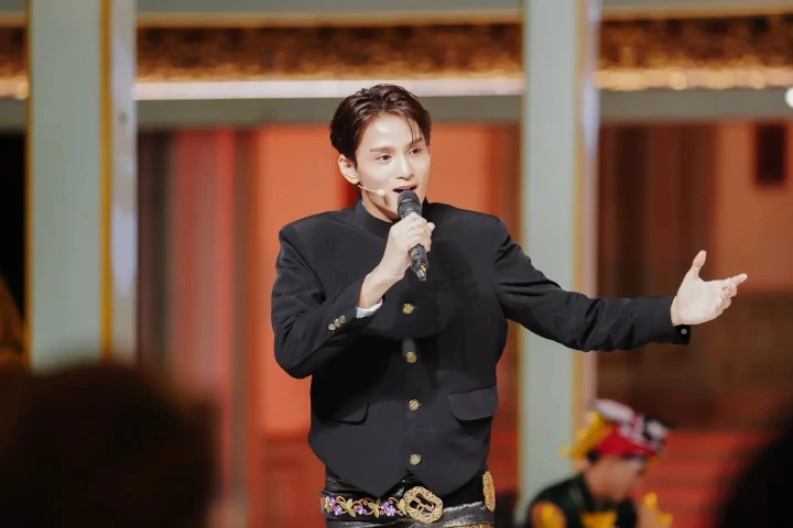 10 Potret XODIAC Manggung di Solo, Zayyan Pakai Beskap Bak Pangeran Jawa