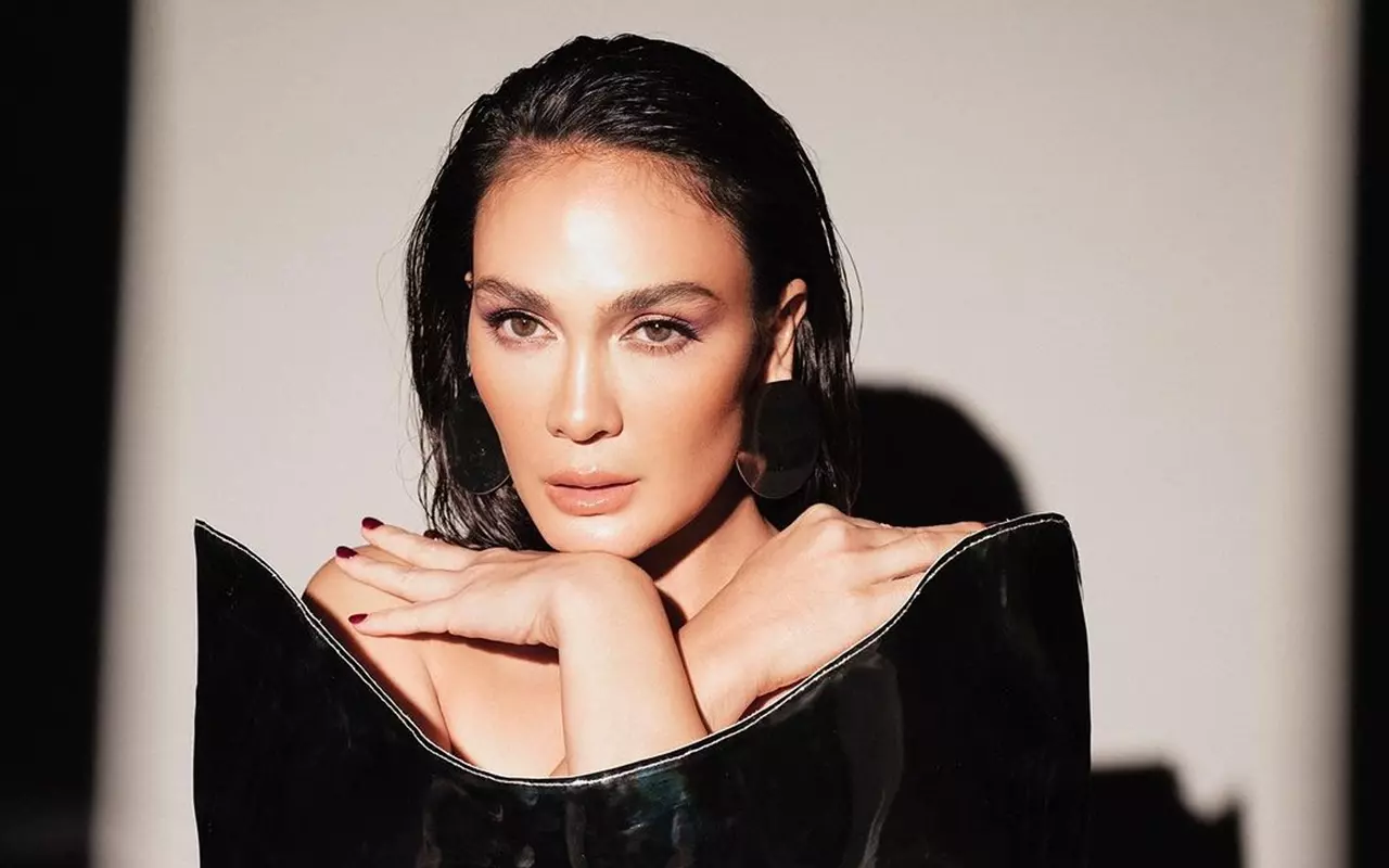 Luna Maya Tampil Stunning dengan Perhiasan Berjejer Mencolok Mata
