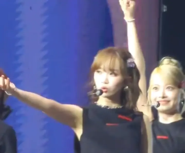 Kim Chaewon LE SSERAFIM Ganti 'Kim Dodok' Versi Indonesia di Konser ...