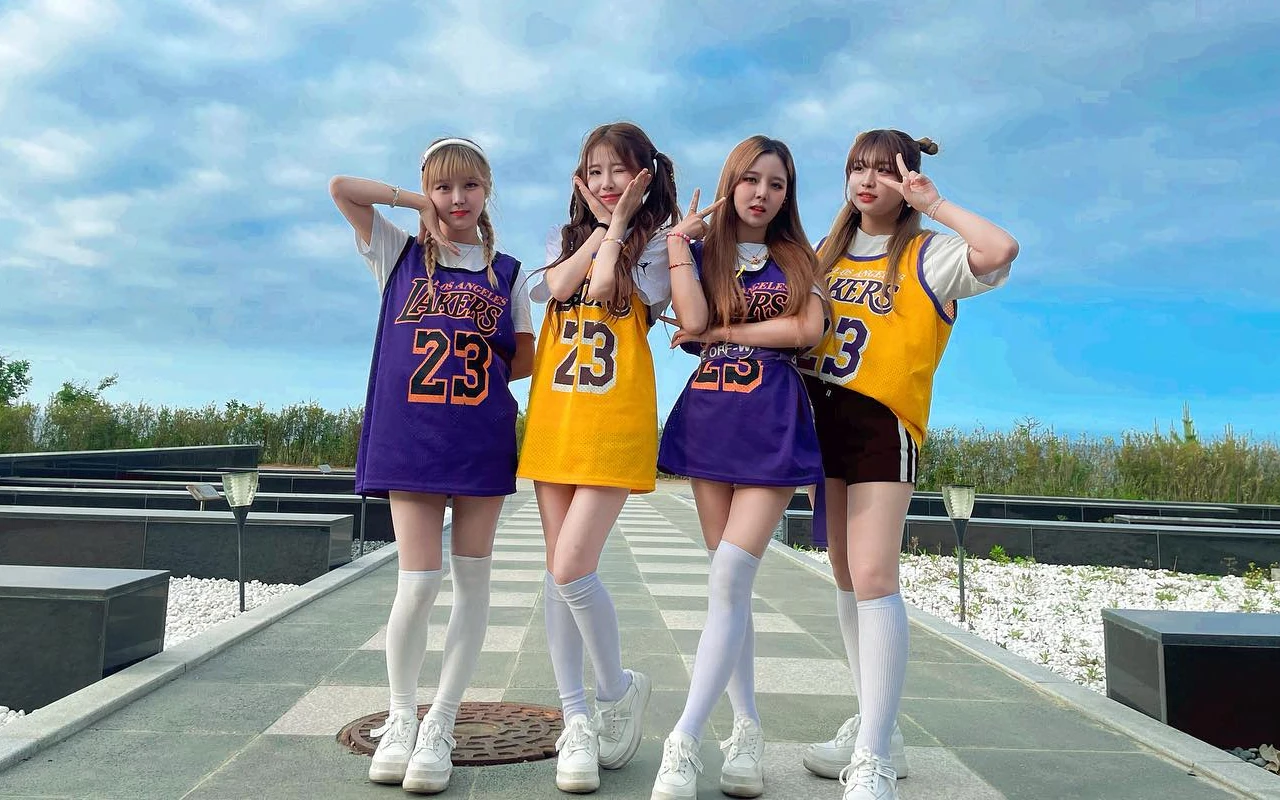 Girls' World Mohon-Mohon Agar Beli Album Mereka Saking Tak Lakunya