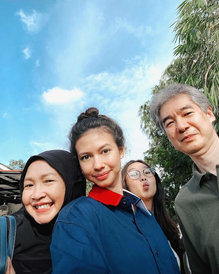 Ayah Yuki Kato Tinggal di Jepang, 7 Artis Ini Ternyata LDR dengan Orangtua