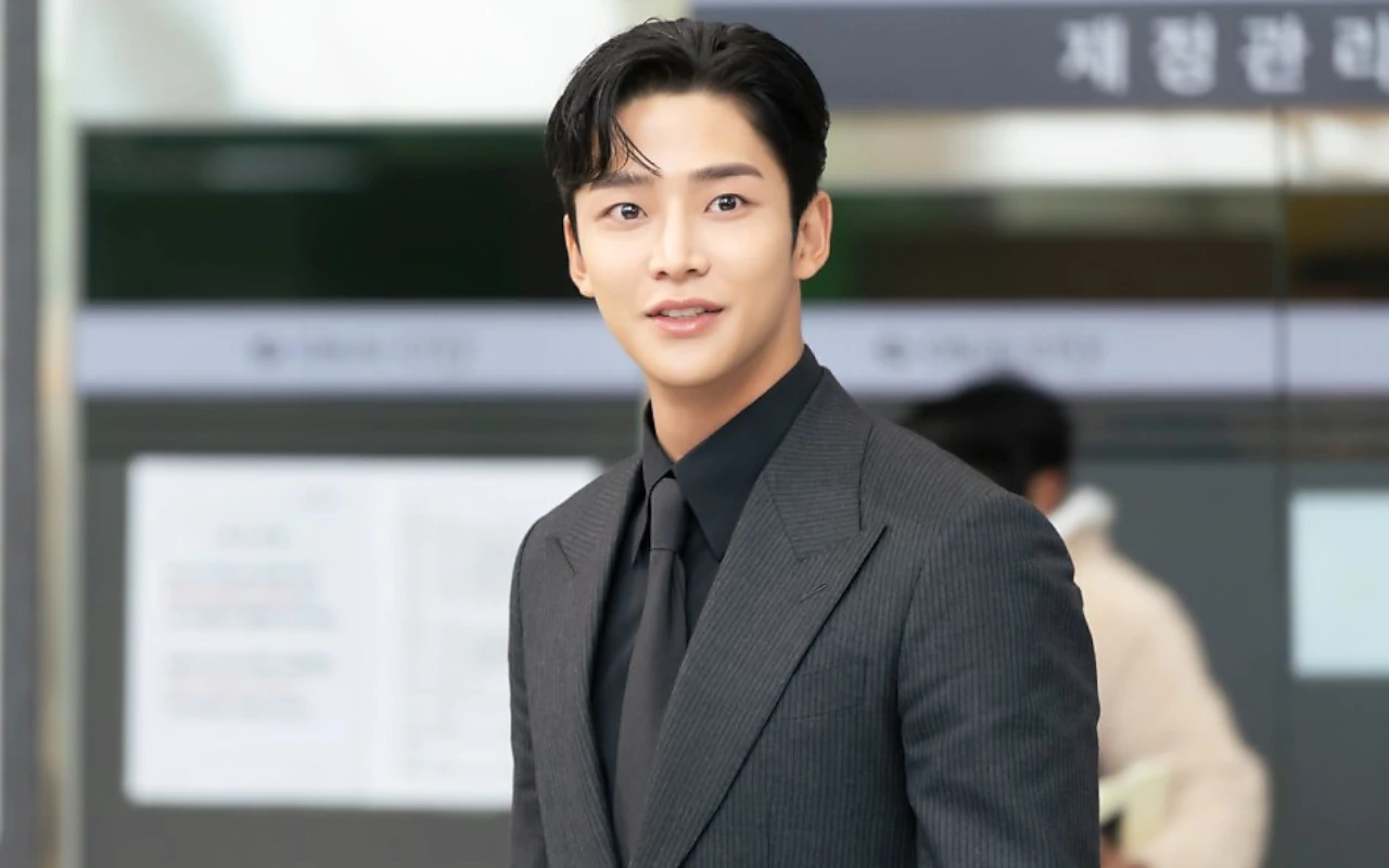 Tampil Beda, Rowoon Perdana Muncul di Depan Publik Sejak Keluar SF9