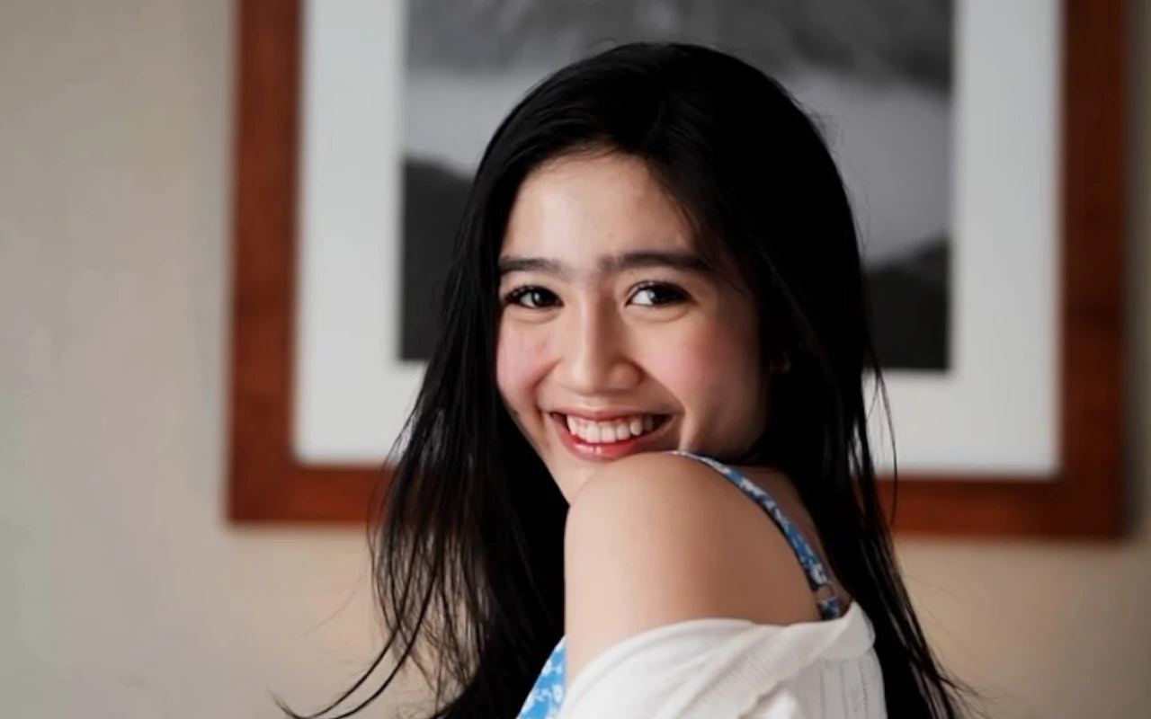 Febby Rastanty Gandeng Pria Gagah Di Nikahan Bestie, Calon Suami?
