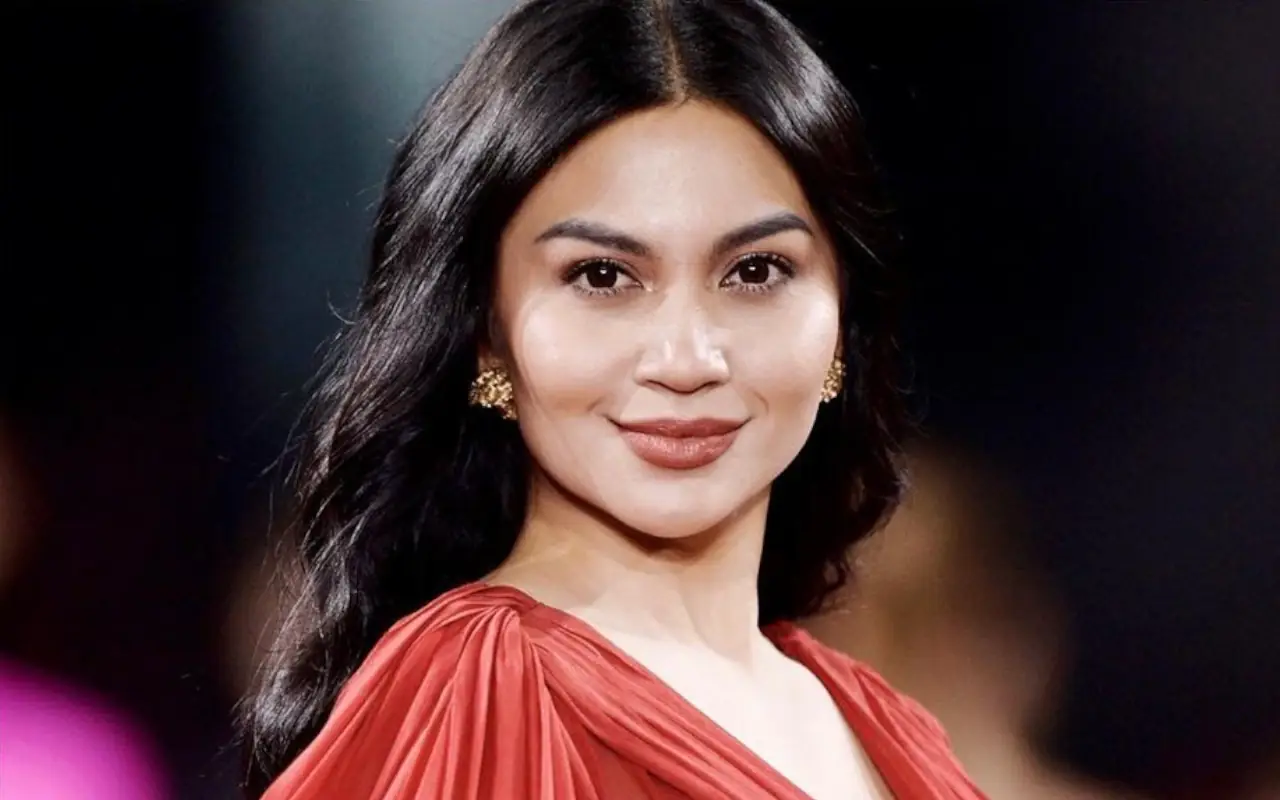 Ariel Tatum Tampil Serba Hitam saat Rayakan Diwali di India