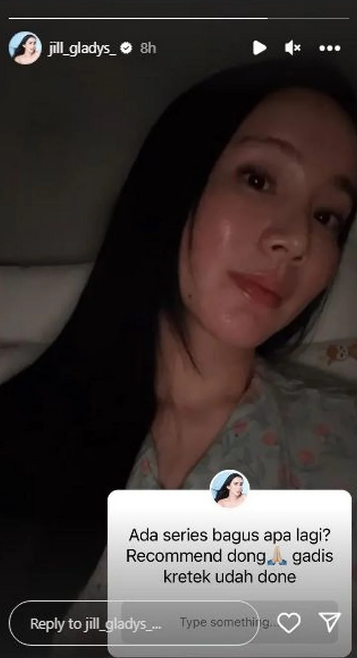 Jill Gladys Pilih Nonton Series saat Mantan Suami Disentil Denise Chariesta