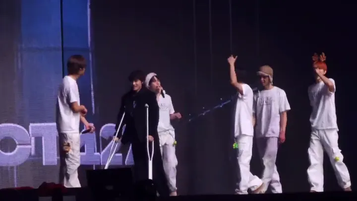 Taeil NCT 127 Tahan Tangis Kala Muncul Pakai Kruk di Konser 'THE UNITY'