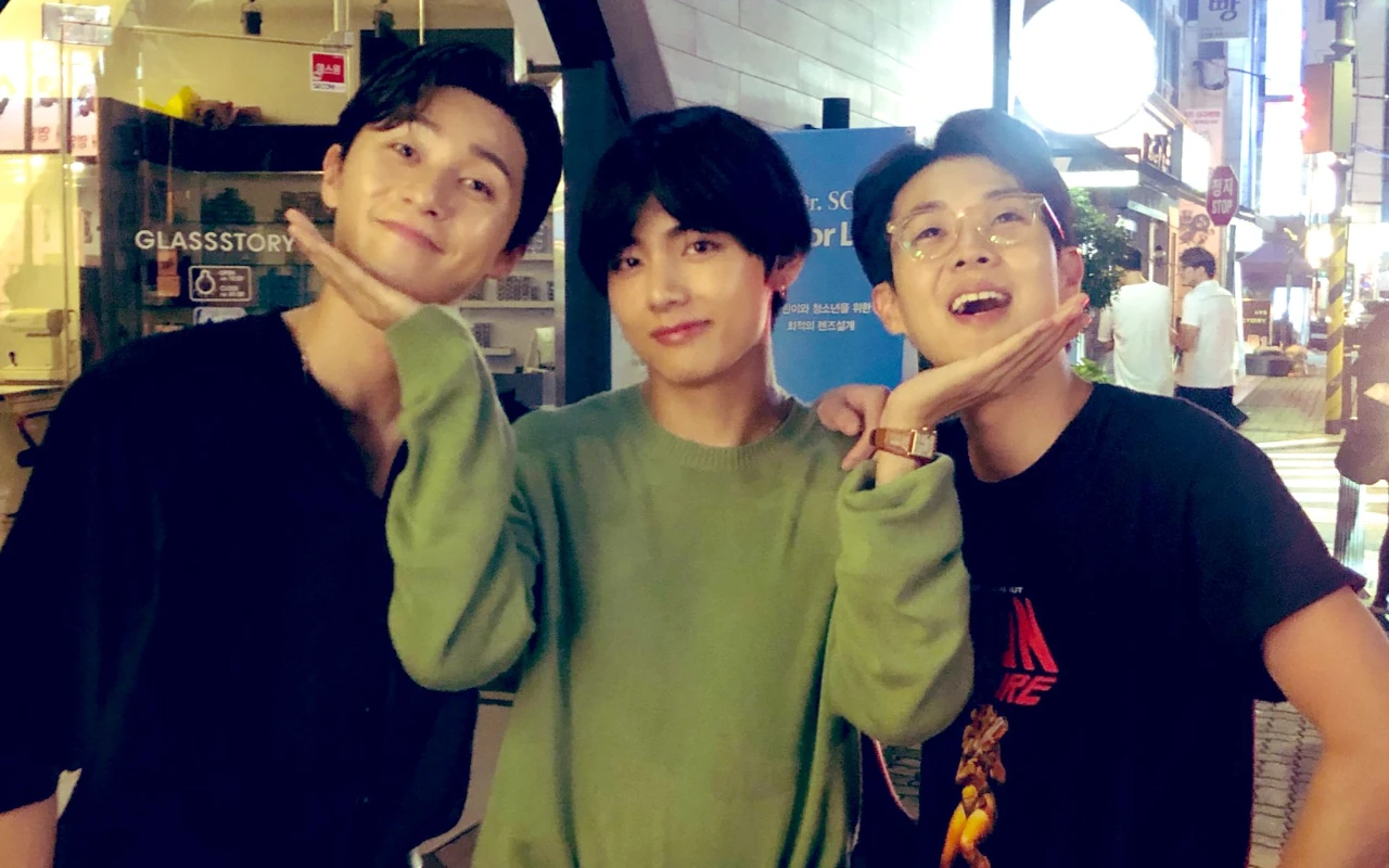 Park Seo Joon dan Choi Woo Shik Kompak Iringi Keberangkatan V Wamil ...