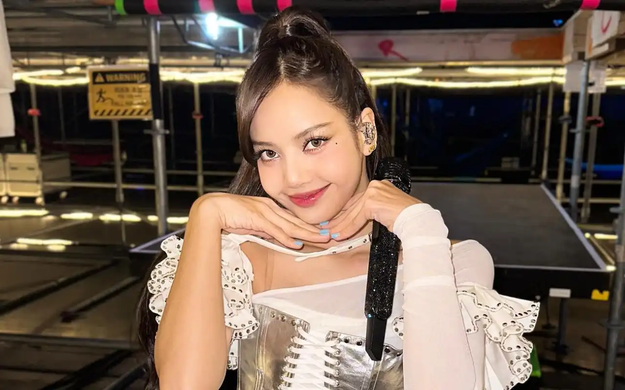 Lisa BLACKPINK Tak Sadar Gunakan Setelan Beda Warna di Tengah Terpaan ...