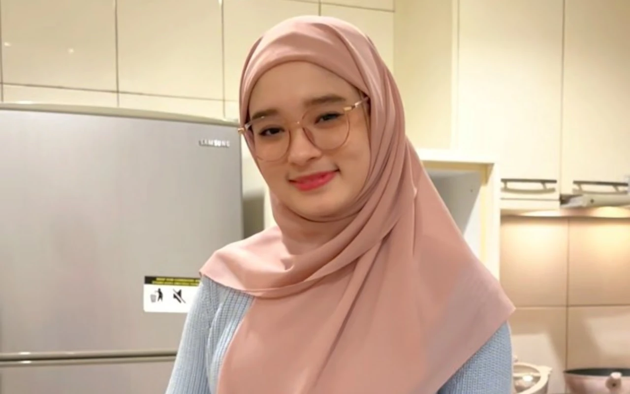 Inara Rusli Skakmat Nyinyiran soal Pakaian yang Dinilai Jomplang