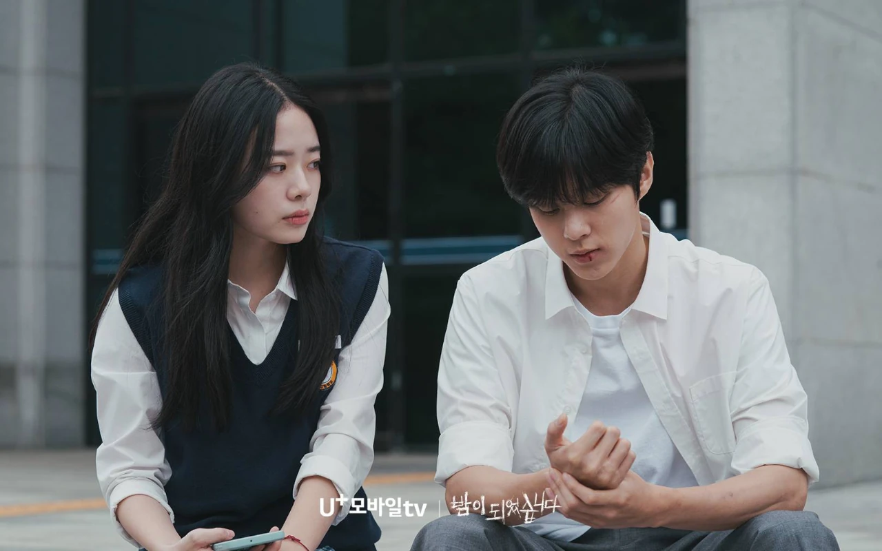 Lee Jae In dan Kim Woo Seok Buat Adegan Manis Bersama di Lokasi Syuting 'Night Has Come'