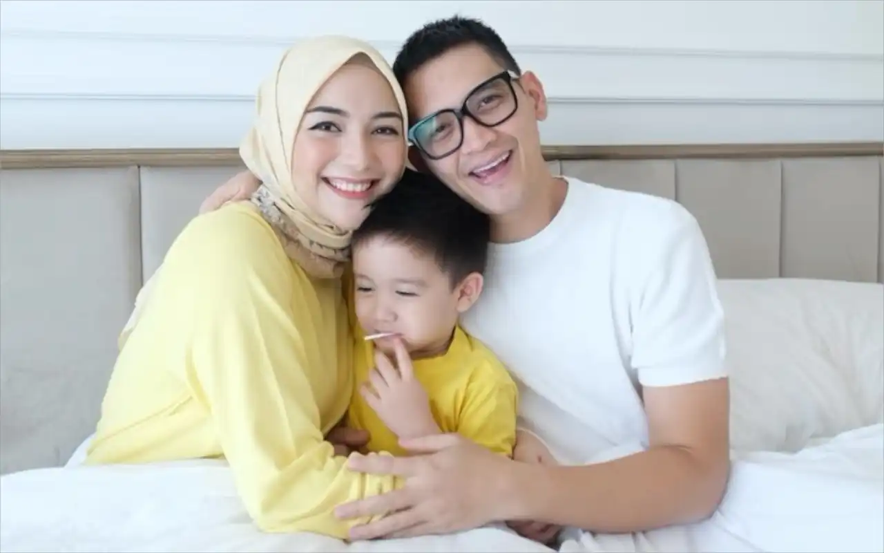 Citra Kirana Tunjukkan Kehebatan Putra Rezky Aditya Saat Pangku Buaya