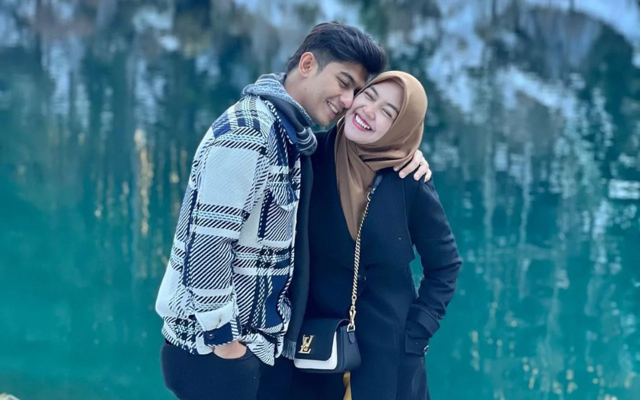 Gelagat Janggal Teuku Ryan dan Ria Ricis saat Umrah Dibaca Pakar di ...