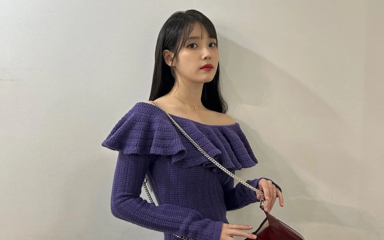 IU Debutkan Rambut Pink Saat OTW Milan Fashion Week 2024