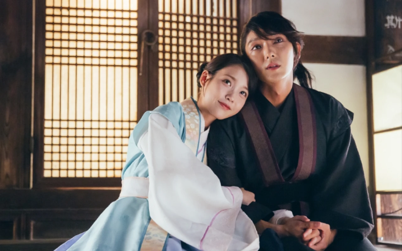 Lee Joon Gi Rilis Foto Adegan Ketemu IU di Ending Masa Depan 'Moon ...