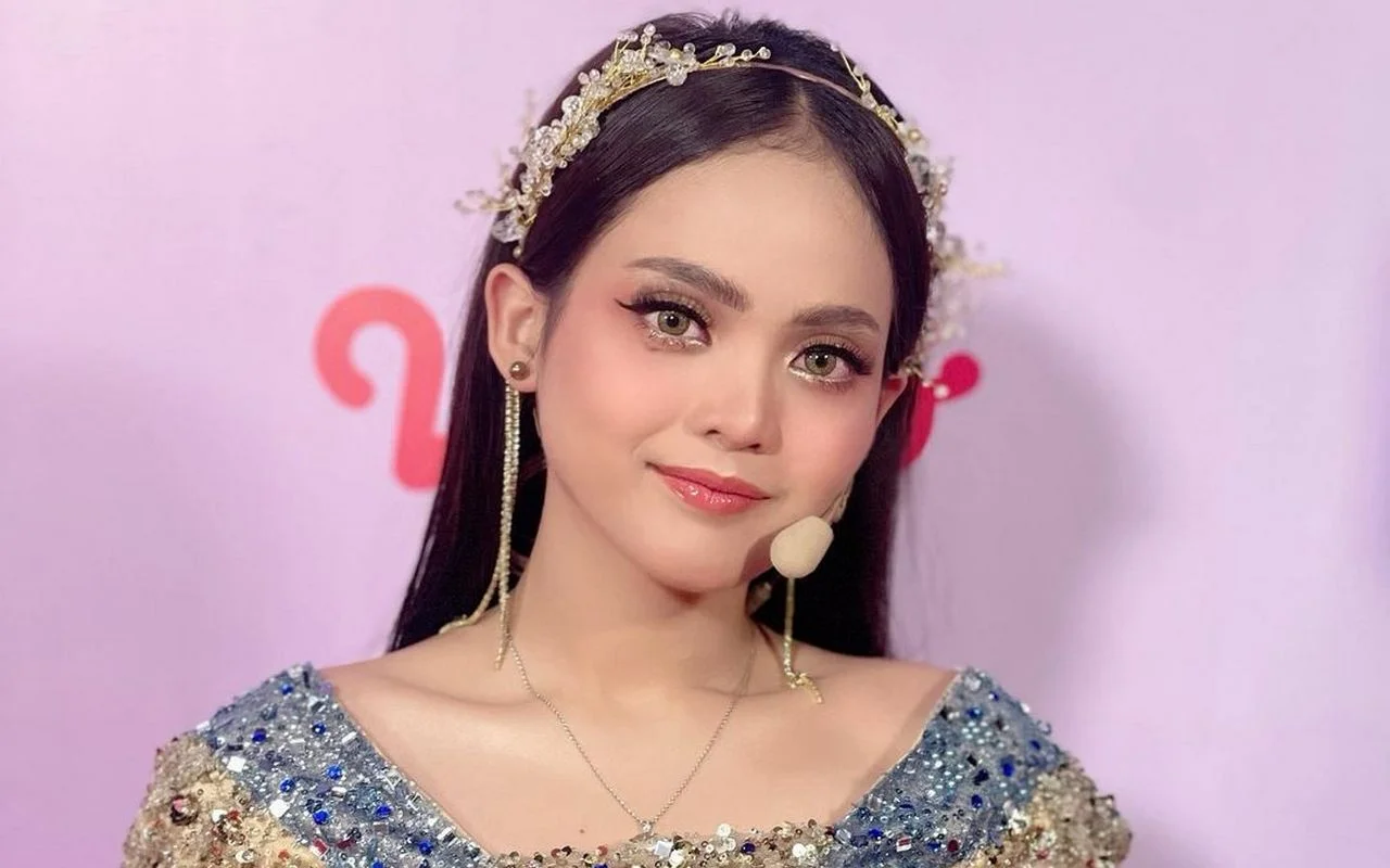 Putri Isnari DA Pamer Selfie Cantik kala Gepokan Uang Panai Rp2 Miliar Curi Perhatian