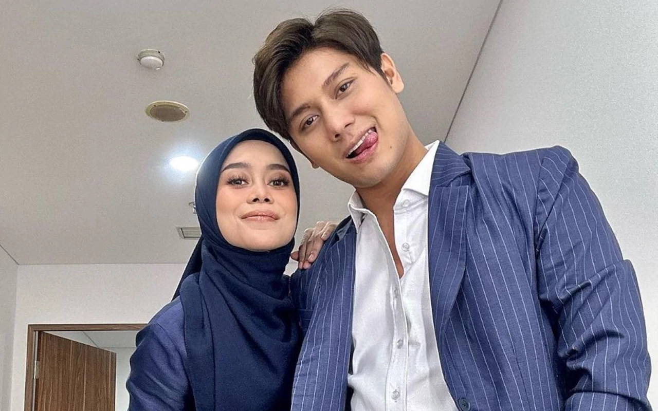 Lesti Kejora Nangis-Nangis di Pangkuan Rizky Billar saat Umrah
