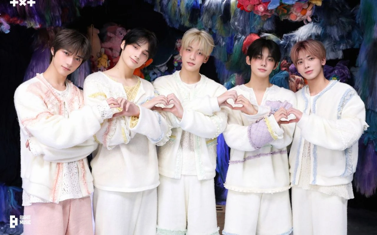 TXT Lawan Arus Grup HYBE dengan Lightstick Versi Terbaru