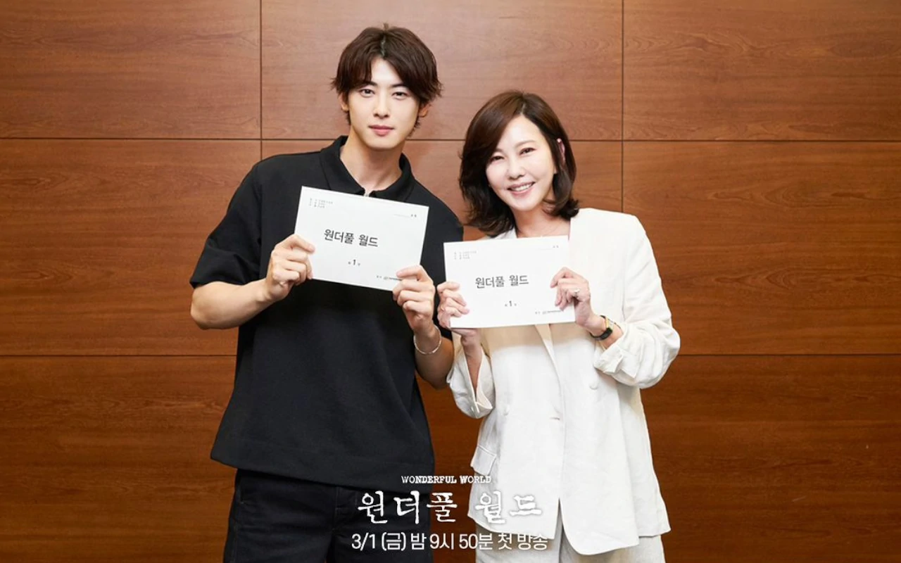 Tatapan Intens Cha Eunwoo ke Kim Nam Joo di Poster 'Wonderful World' Picu Spekulasi